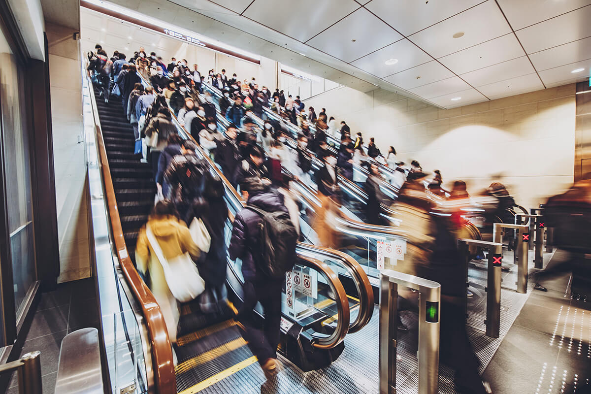 Which is right, the right or the left?〜How to ride escalators in Japan