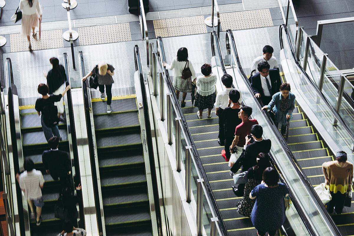 Which is right, the right or the left?〜How to ride escalators in Japan