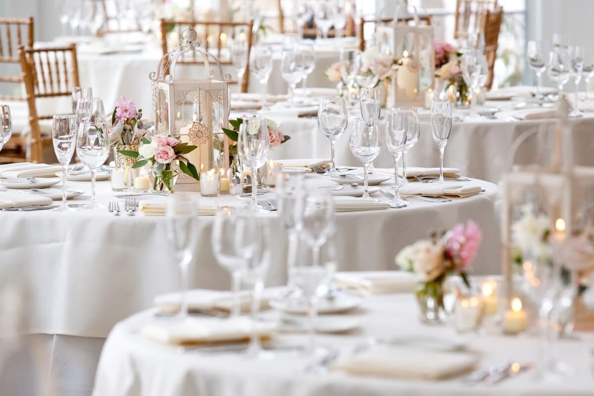 How do guests prepare for a wedding in Japan?