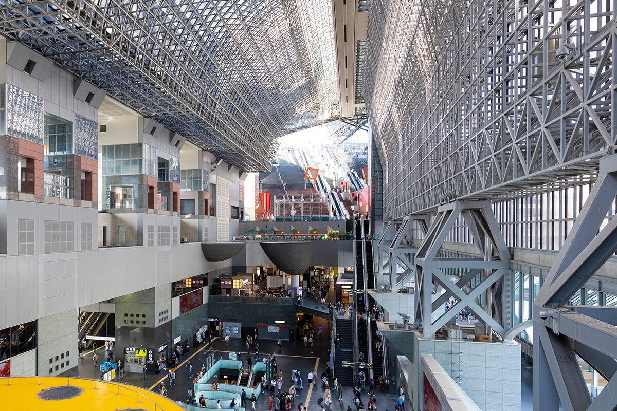 Which is right, the right or the left?〜How to ride escalators in Japan