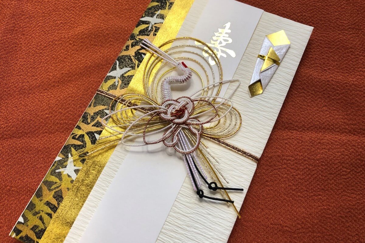 How do guests prepare for a wedding in Japan?