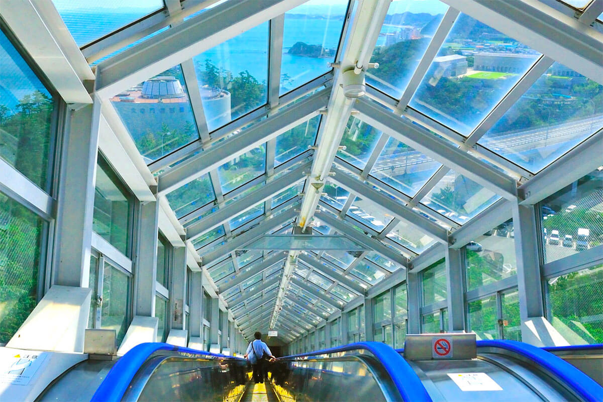 Which is right, the right or the left?〜How to ride escalators in Japan