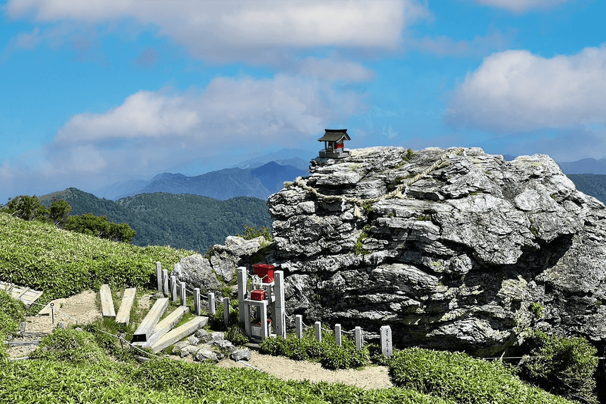 Walking the Skyline Ridge – Traversing Mt. Tsurugi and Mt. Jirogyu