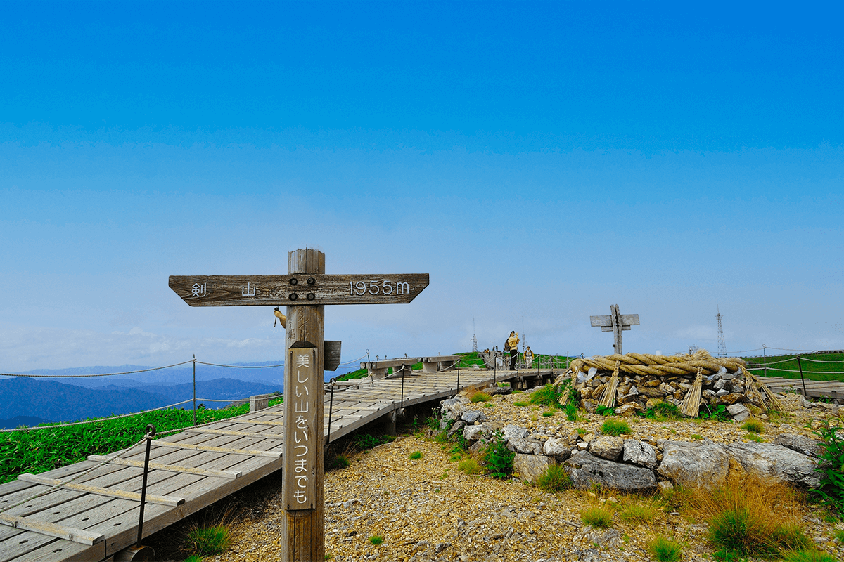 Walking the Skyline Ridge – Traversing Mt. Tsurugi and Mt. Jirogyu