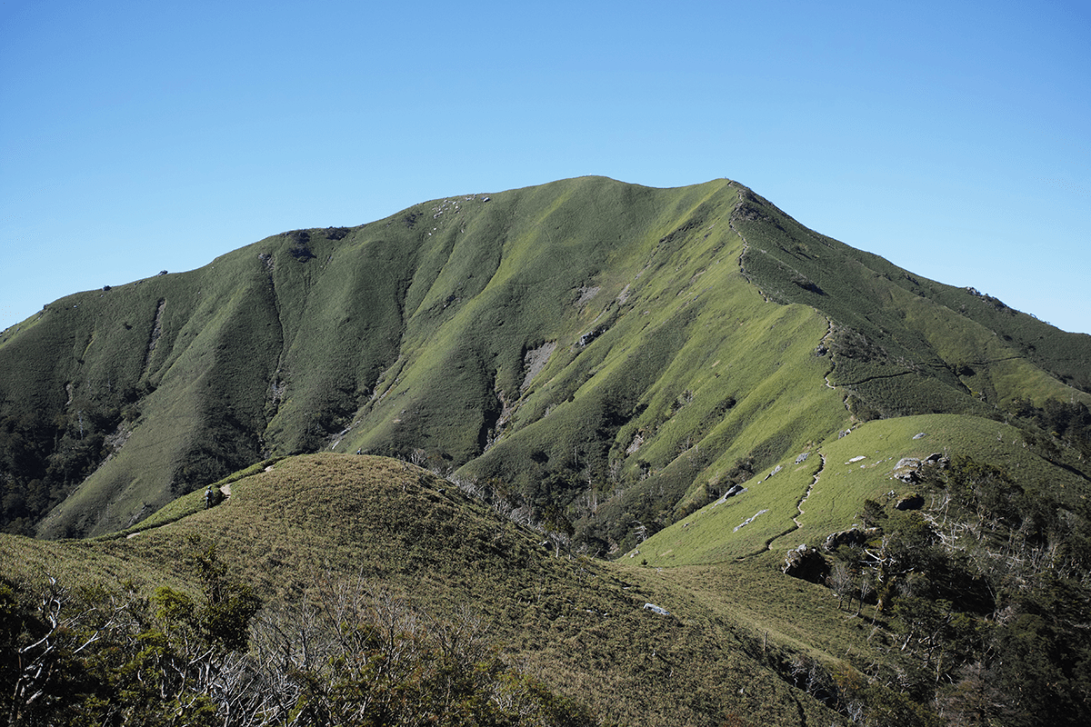 Walking the Skyline Ridge – Traversing Mt. Tsurugi and Mt. Jirogyu