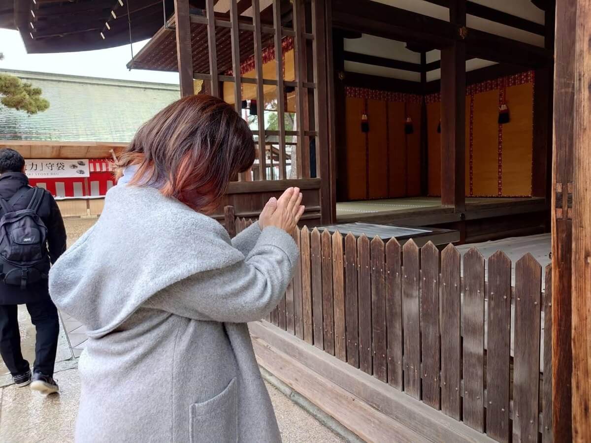 Why do Japanese people…?”Putting your palms together: 手を合わせる＝合掌”What ...